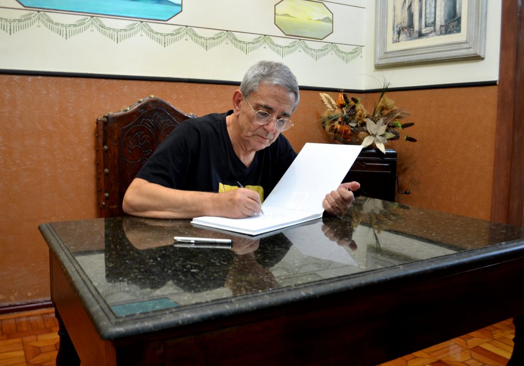 Reencontros marcaram lançamento do livro “Cancioneiro Divulgação ...