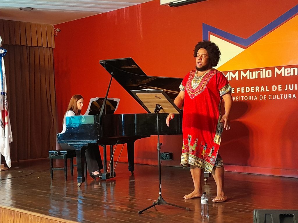 Egresso apresenta recital na Semana da Consciência Negra da UFJF ...